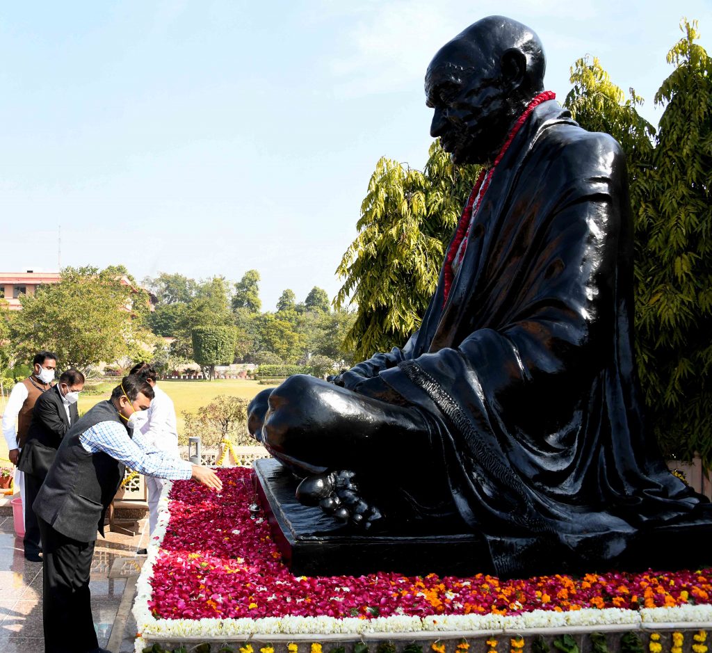 शहीद दिवस पर हेमन्त कुमार गेरा ने दो मिनट का मौन रखकर राष्ट्रपिता ...